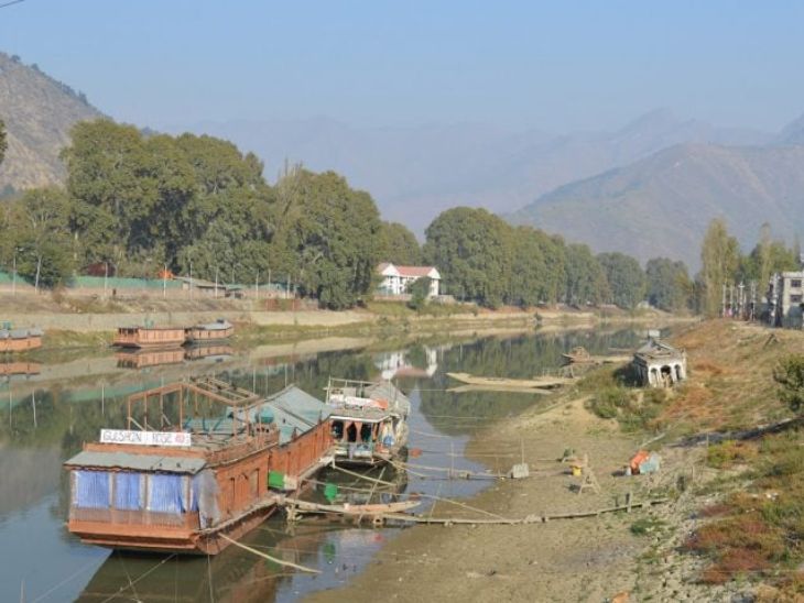 Jhelum river and its houseboats affected due to less rainfall | कश्मीर ...