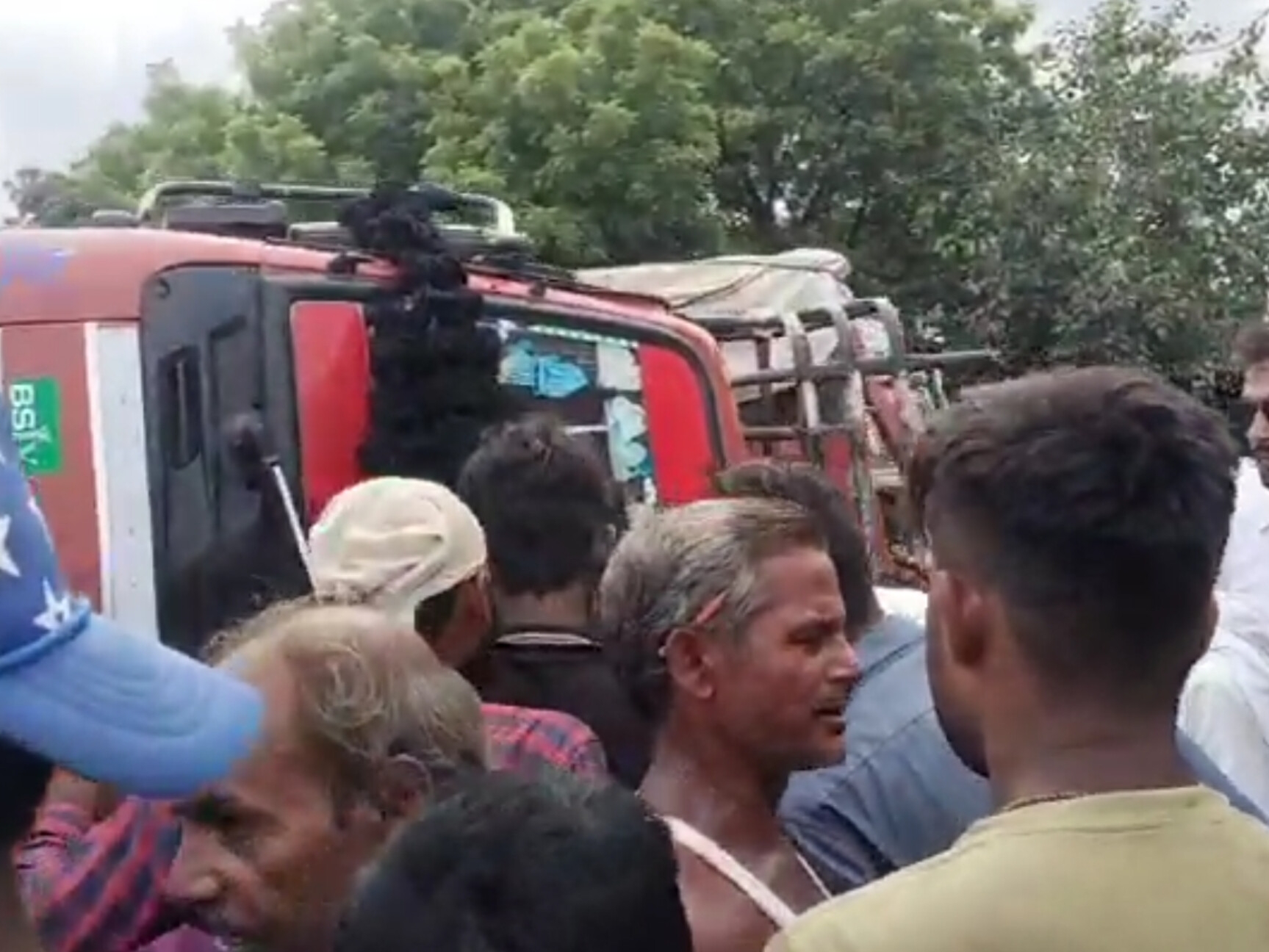 Mini truck overturned on the highway in Agra | आगरा में हाईवे पर पलटा ...