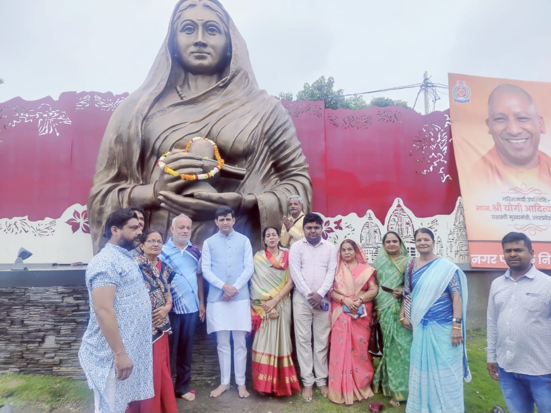 Maa Ahilya statue laid on Airport Road in Indore | इंदौर में एयरपोर्ट ...