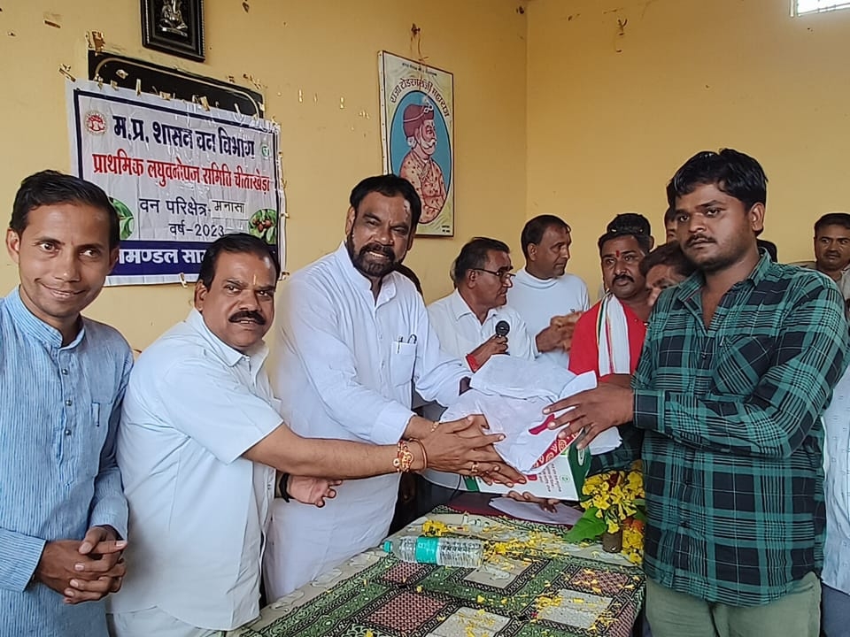 Neemuch-Manasa Forest Department distributed kits to the beneficiaries ...