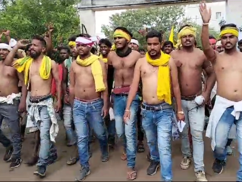 Villagers along with Jais tribal organization demonstrated semi-nude ...