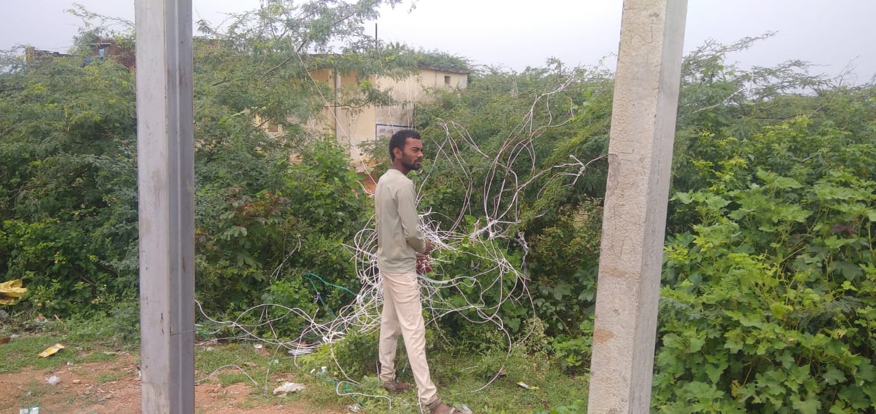Electricity was stolen from white wires, cut during maintenance | सफेद ...