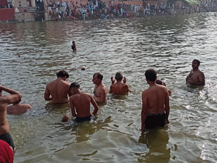 Crowd gathered on Pindara Tirtha Bhadrapada Amavasya in Jind, bathing ...
