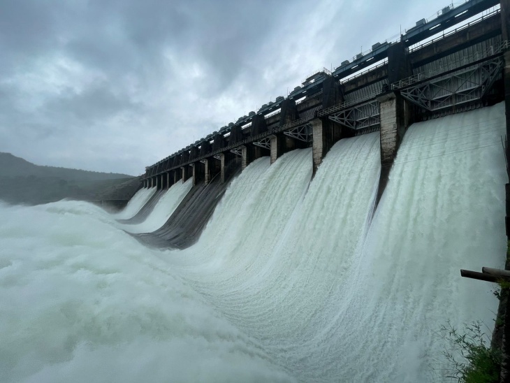 Opened 10 gates of the division's largest Mahi Dam
