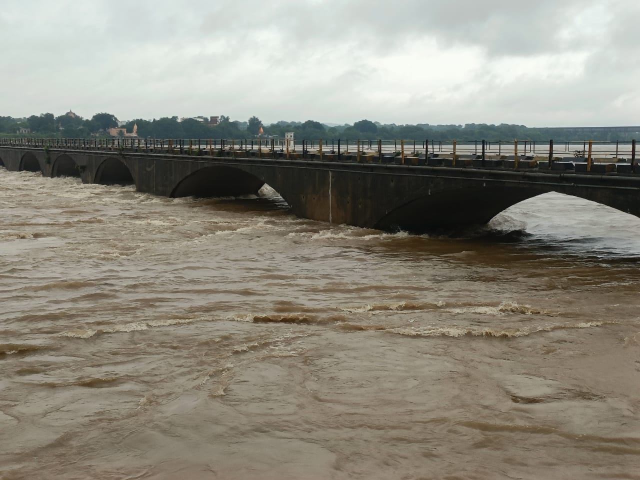 Traffic closed on Mortakka bridge | बड़वाह में मोरटक्का पुल पर आवागमन ...