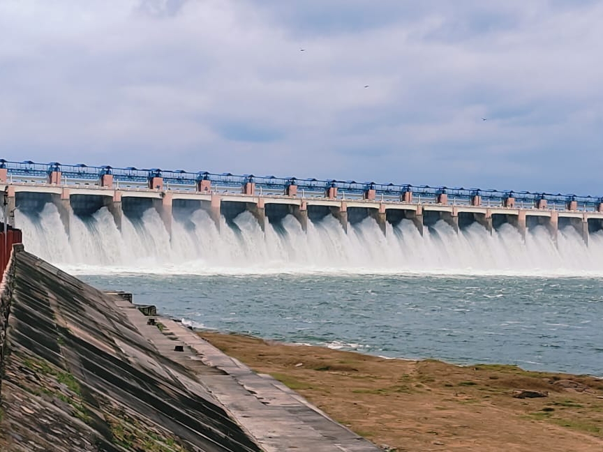 Bridge built on Betwa river submerged in water | बेतवा नदी पर बना पुल ...