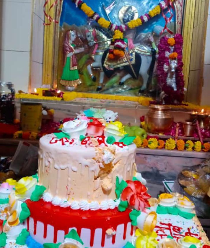 11 pound cake offered. People gathered for Aarti on Baba Ramdev birth ...