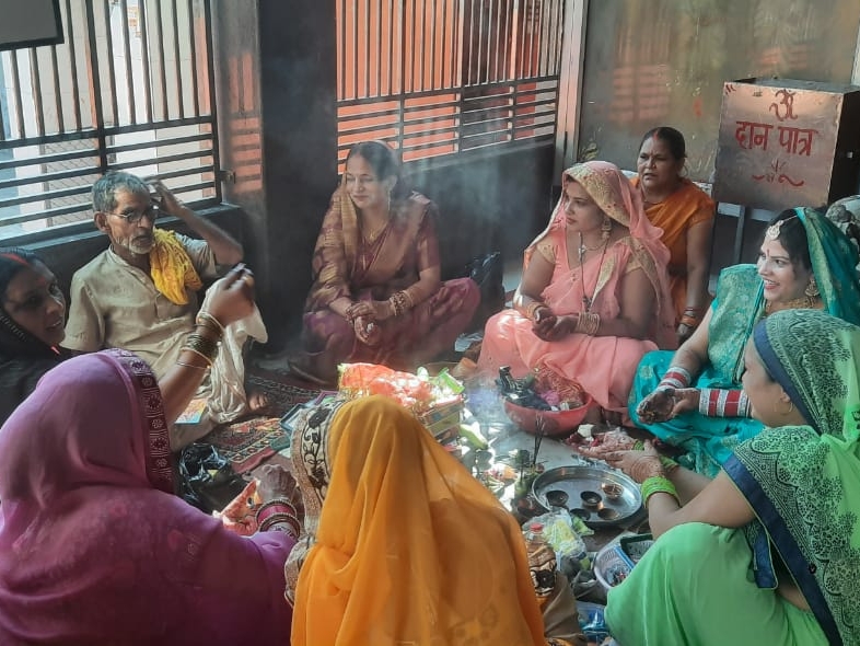 Married women kept Nirjala fast in Kushinagar | कुशीनगर में सुहागिनों ...