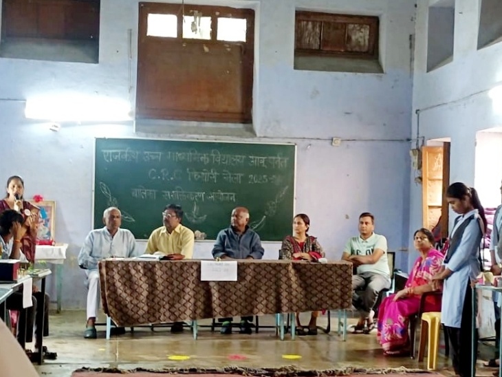 Students displayed charts and models in Kishori Mela | किशोरी मेले में ...