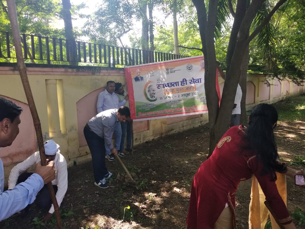 Amroha DM cleaned the collectorate | अमरोहा डीएम ने कलेक्ट्रेट में की ...