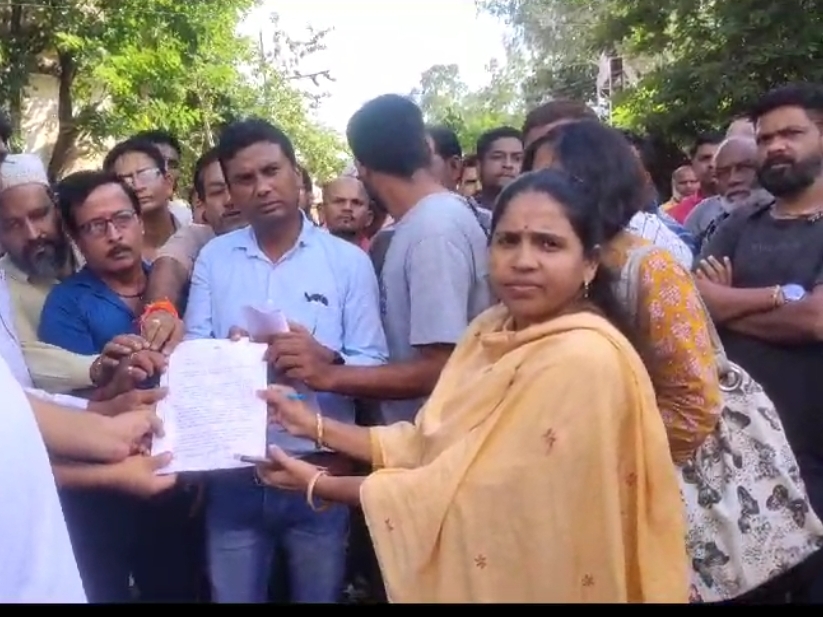 Demand to keep the bus stand intact | बस स्टैंड को यथावत रखने की मांग ...