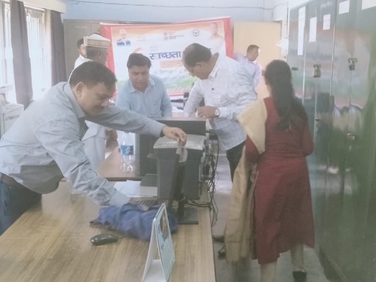 Amroha DM cleaned the collectorate | अमरोहा डीएम ने कलेक्ट्रेट में की ...