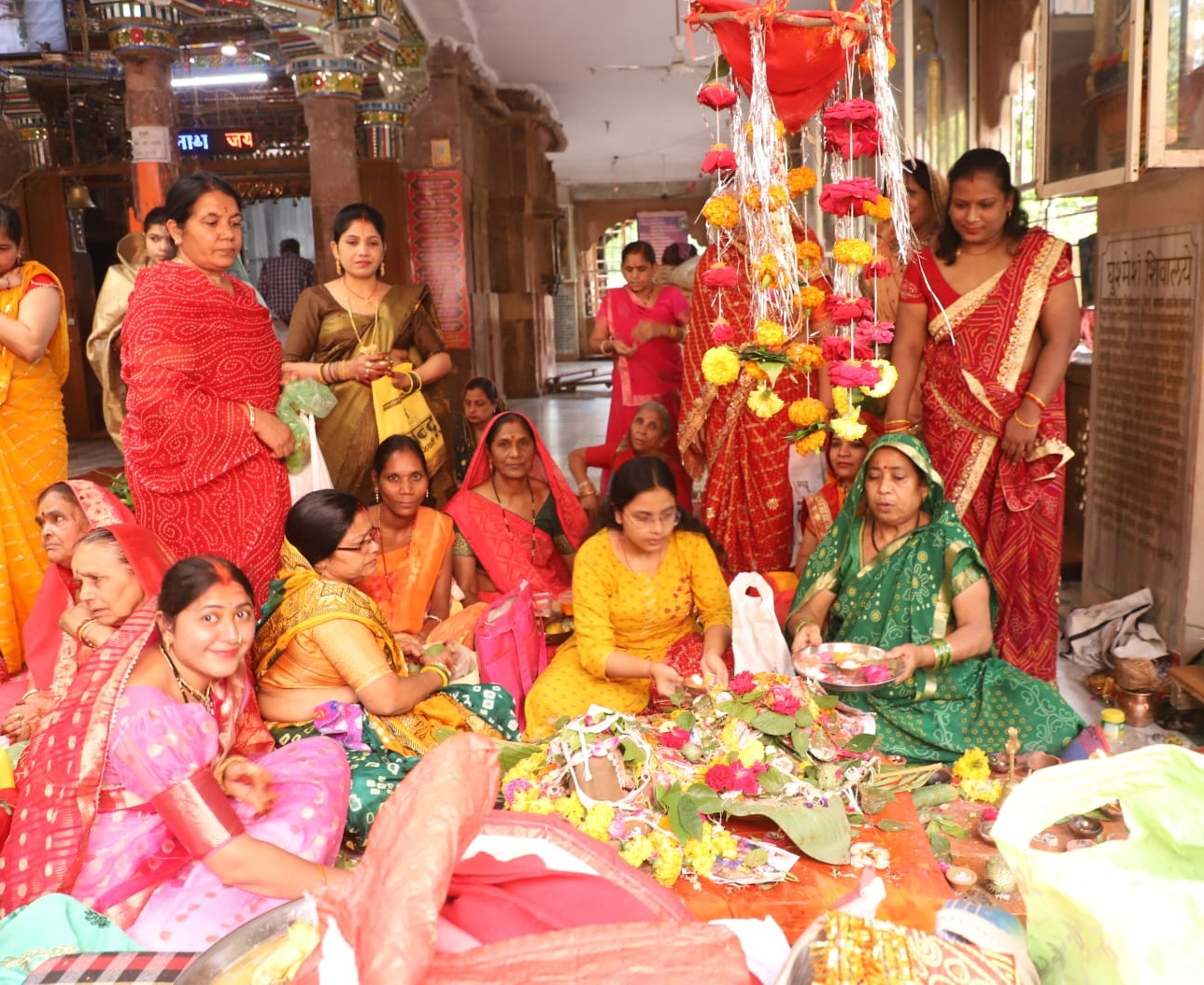 Haritalika Teej: Married women observed Nirjala fast, made Shivlinga ...