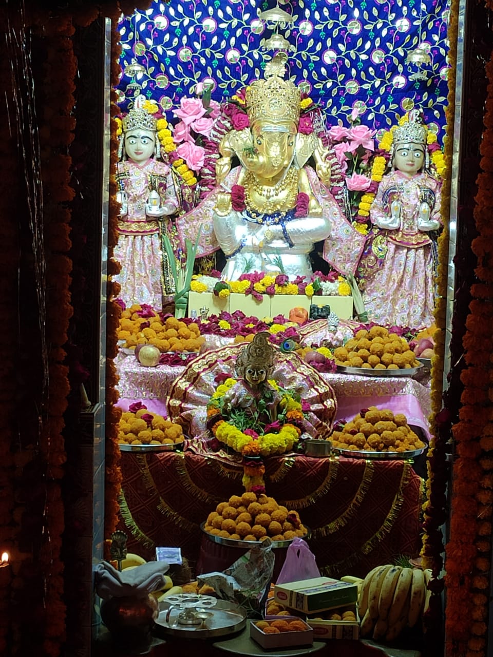 Maha Aarti after the procession in the ancient Ganesh temple | पुरातन ...