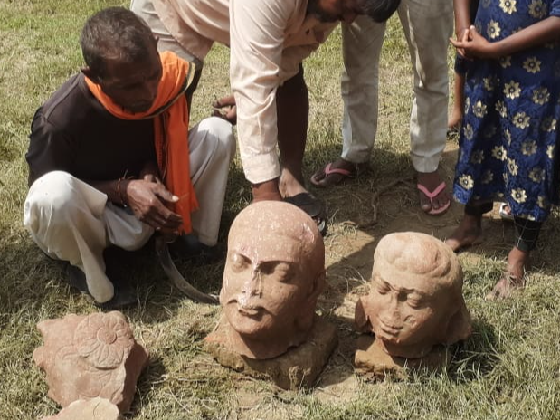 Aligarh Atrauli Village people JCB excavator to find treasure | खजाना ...