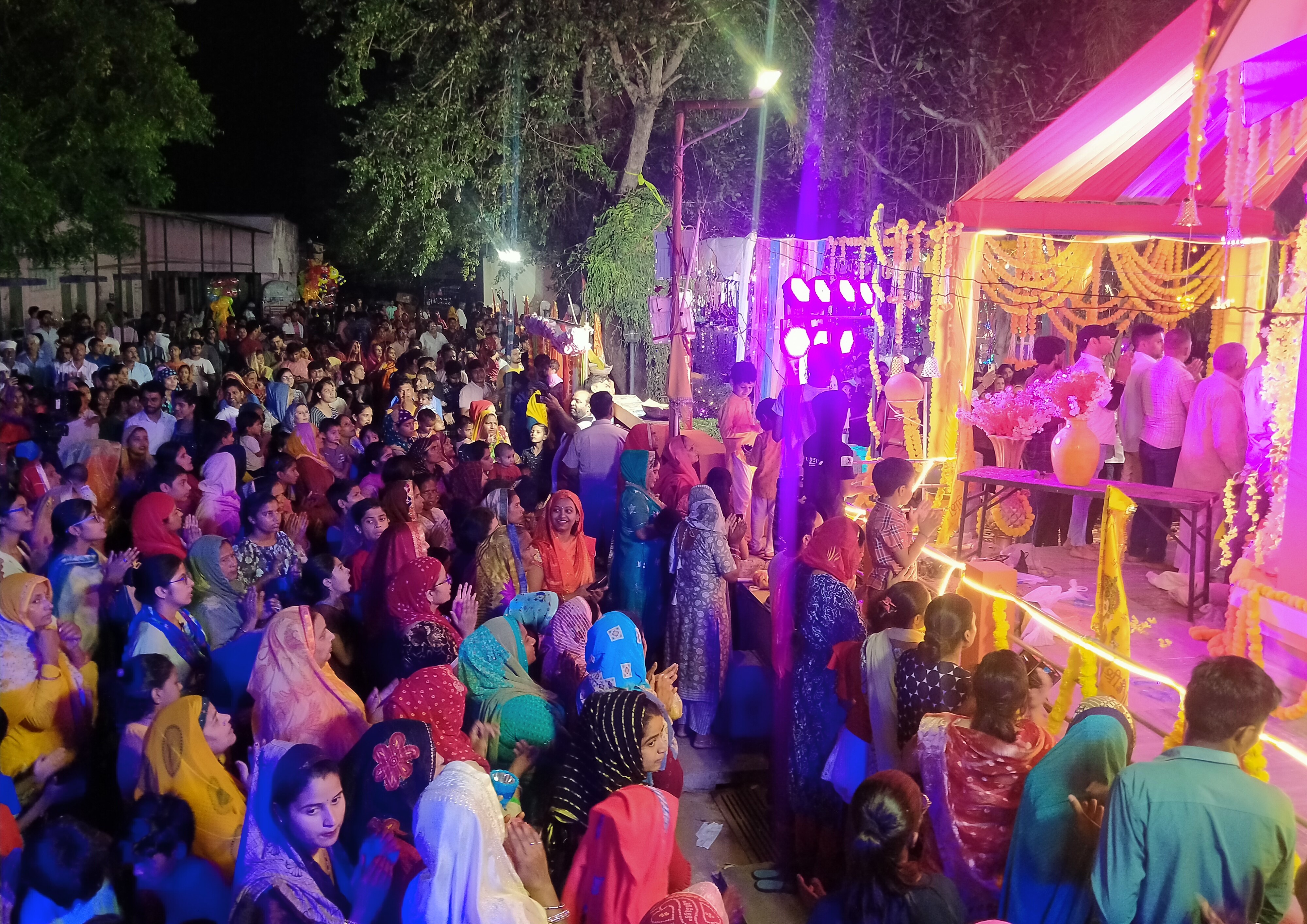 Sitting in 5 feet high Ganpati temple, devotees offered laddus. | 5 फीट ...