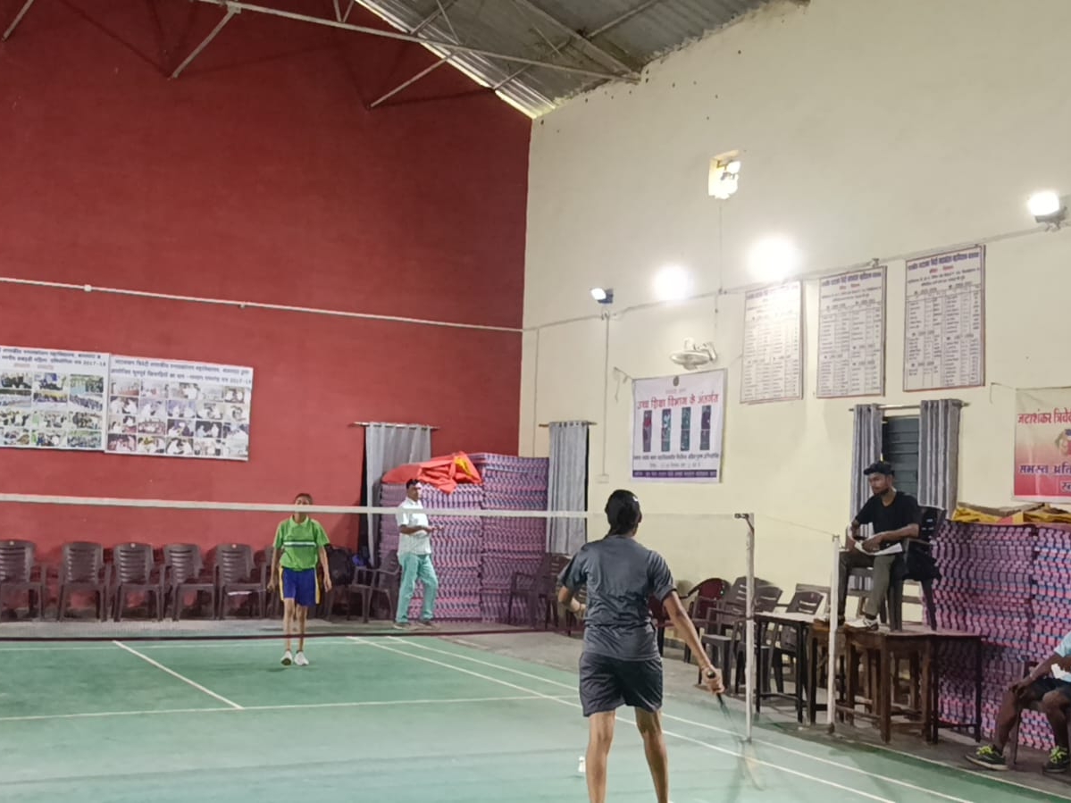 College participants showed their strength in badminton court ...