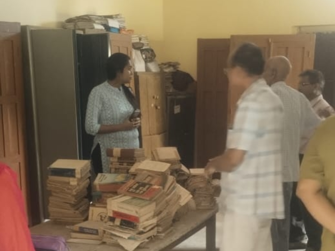 Bangarmau SDM opened the closed library and inspected it. | बांगरमऊ SDM ...