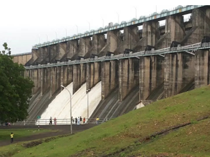 Opened three gates of Tawa Dam at three feet each. | तवा डैम के तीन गेट ...