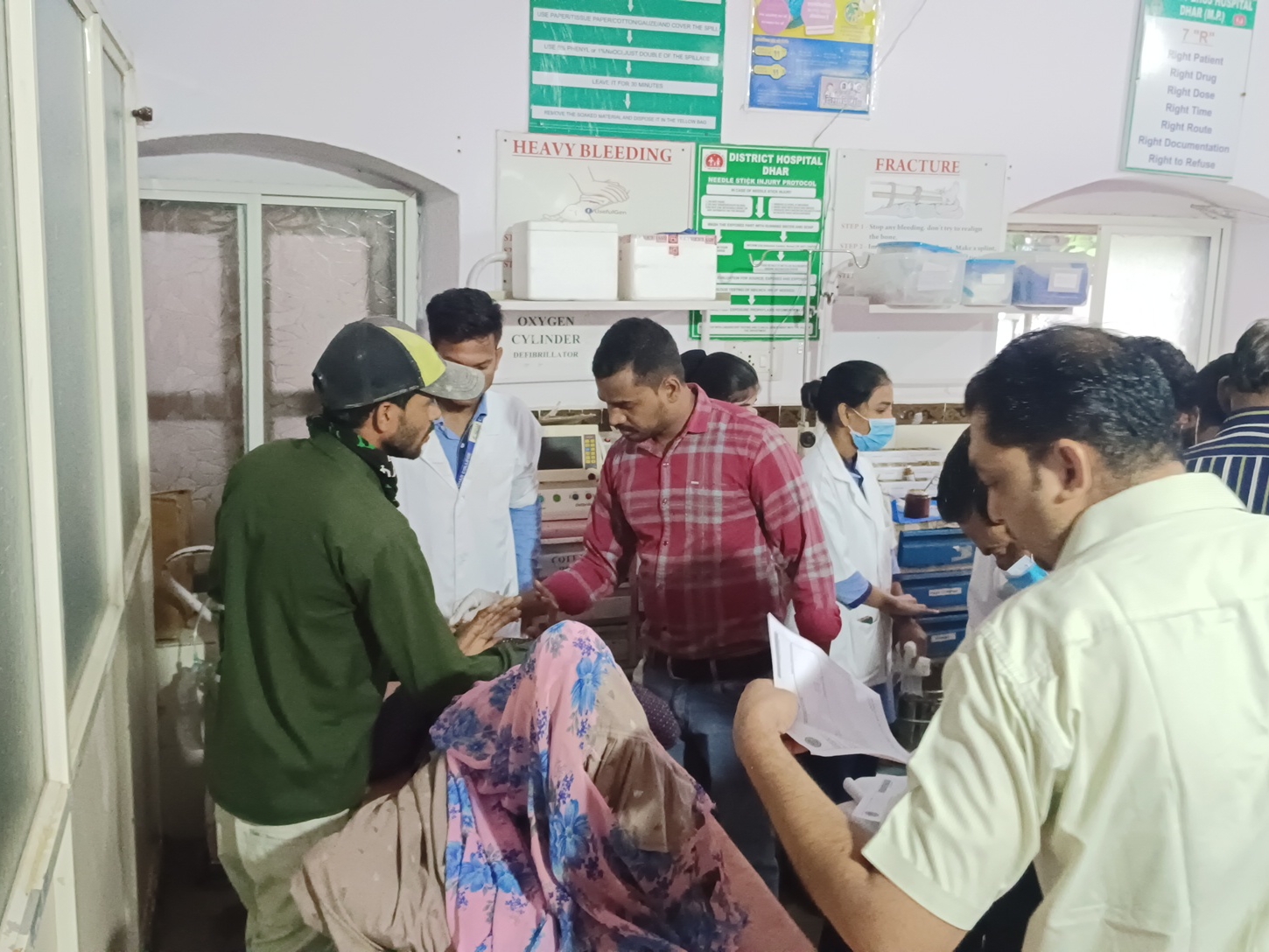 Mini truck went out of control and overturned | पिकअप बेकाबू होकर पलटा ...