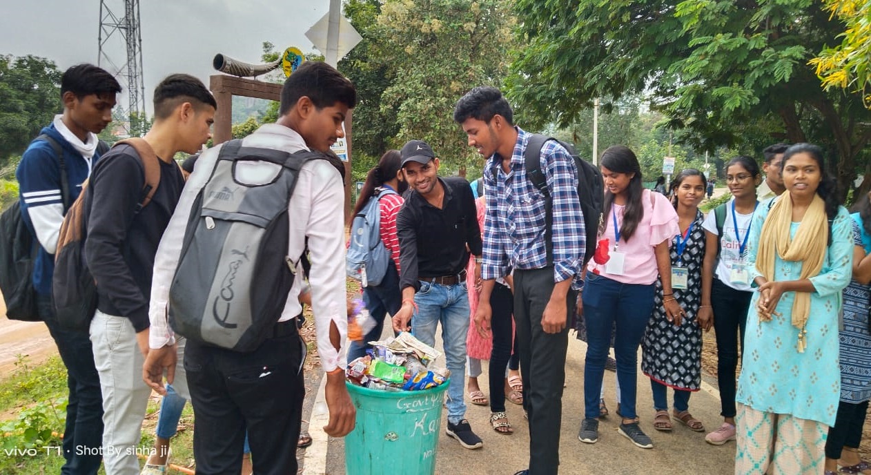 Took oath to serve cleanliness, students cleaned up | स्वच्छता ही सेवा ...