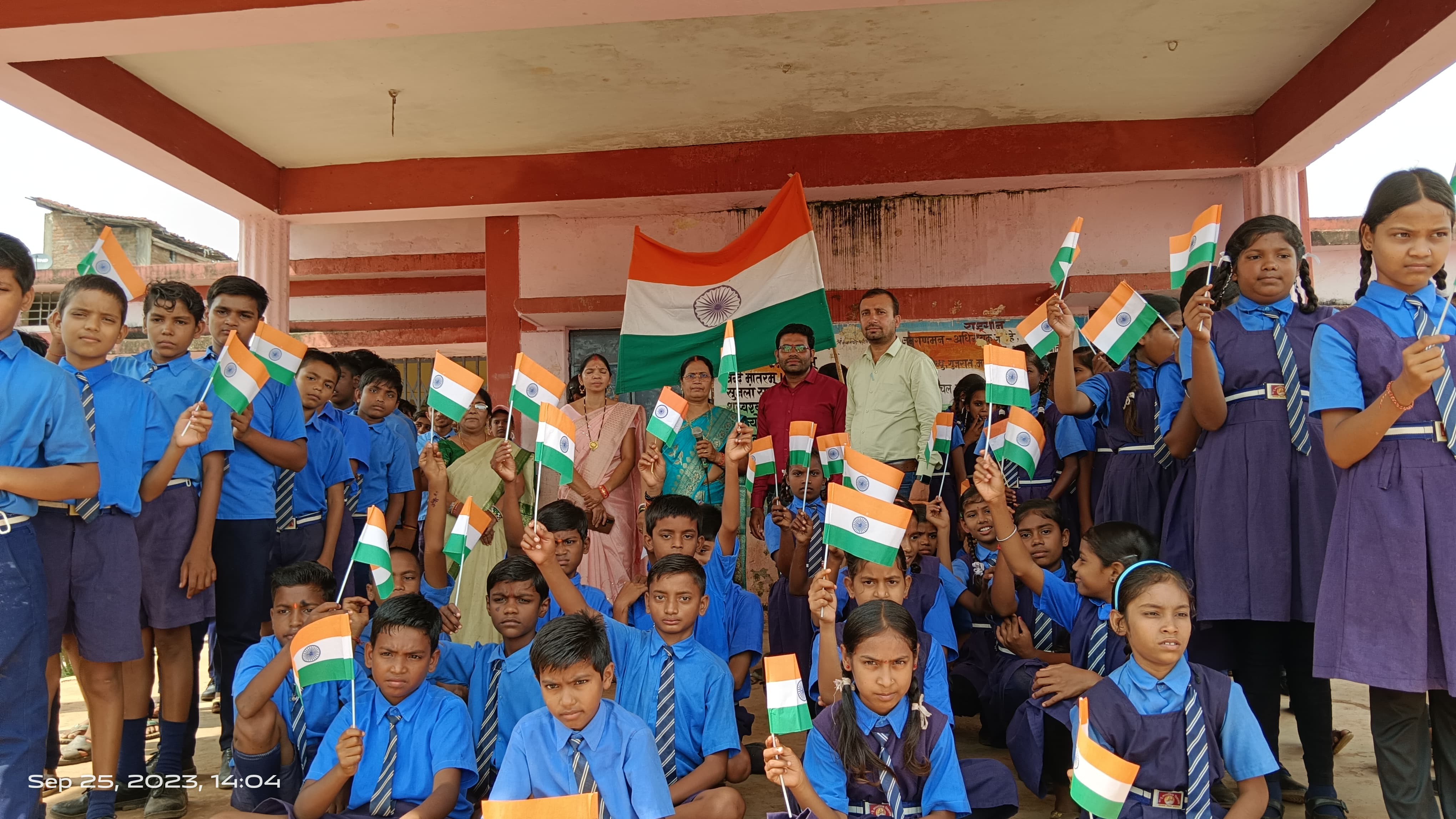 Children learned the importance of the flag in Mor Mati Mor Desh ...