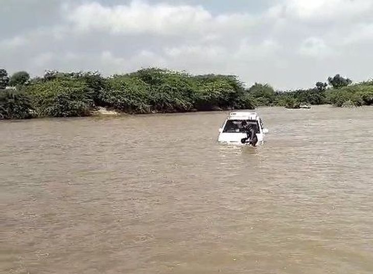 Car stuck in river in Pali, pulled out of tractor | सूखी नदी में आया 3 ...