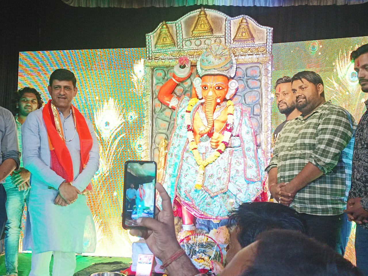 Ganesh devotees distributed Khichdi on Dol Gyaras in Indore. | इंदौर ...