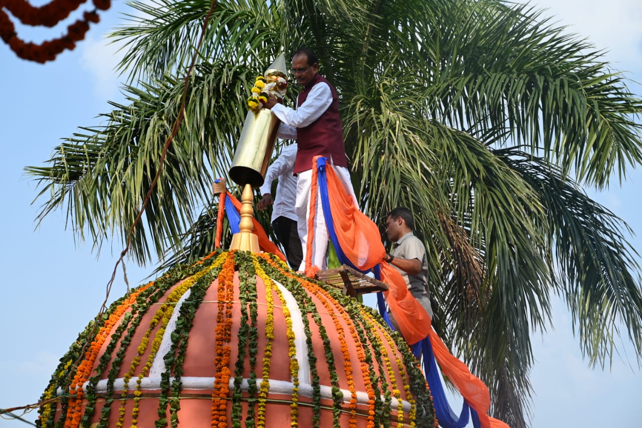 CM's foot slipped while coming down the iron ladder, saved from falling ...