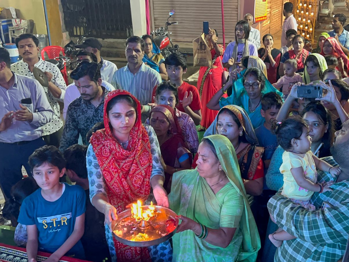 Ganesh devotees distributed Khichdi on Dol Gyaras in Indore. | इंदौर ...
