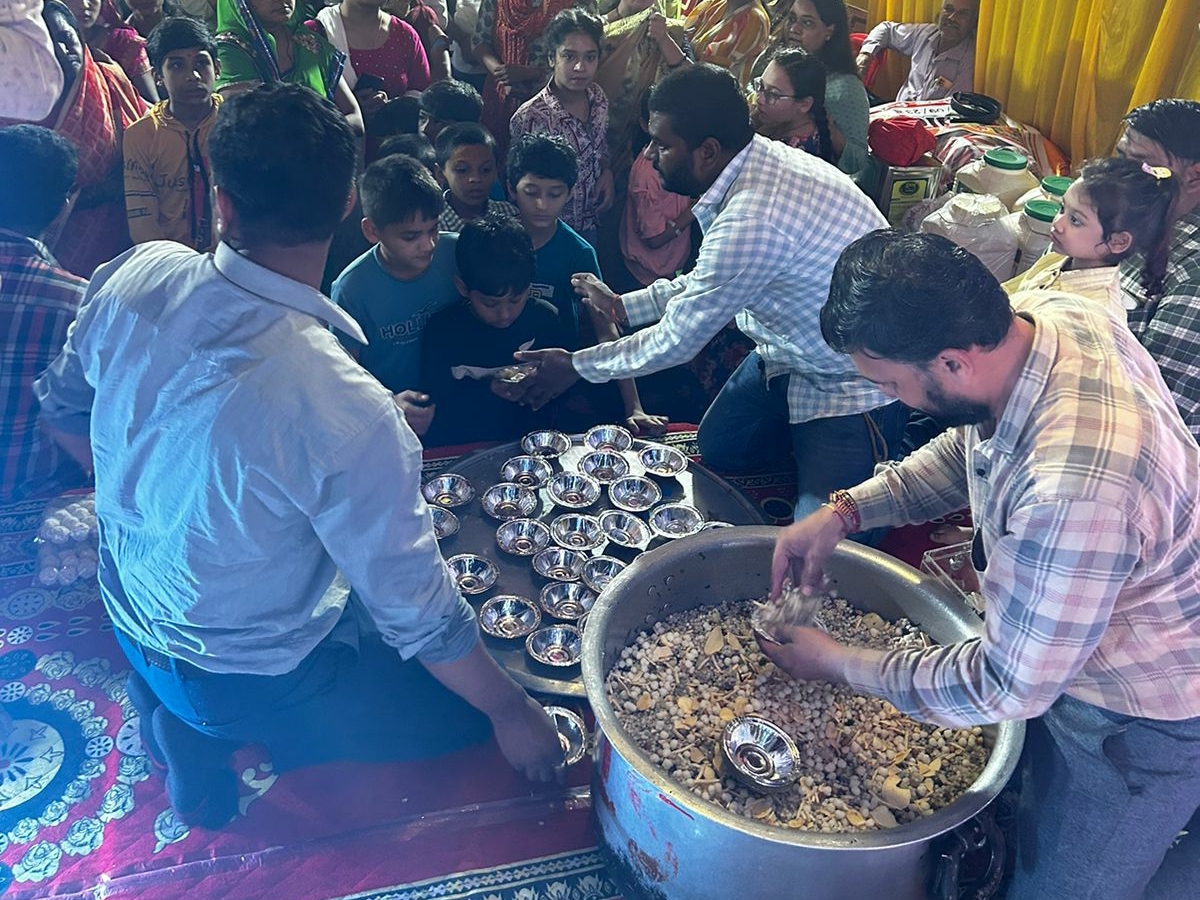 Ganesh devotees distributed Khichdi on Dol Gyaras in Indore. | इंदौर ...