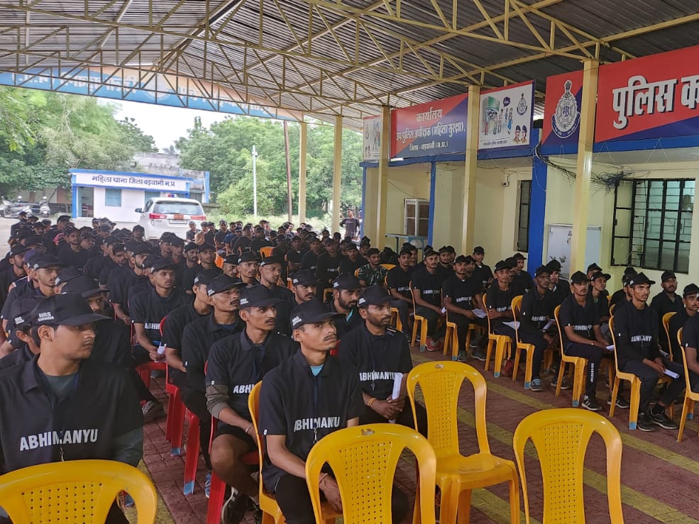 130 students made members of Village Defense Committee | बड़वानी एसपी ...