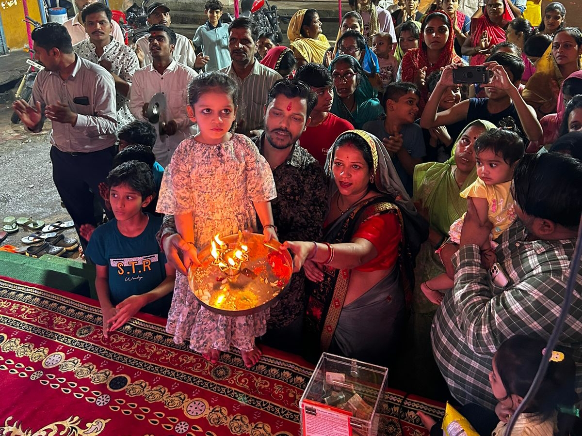 Ganesh devotees distributed Khichdi on Dol Gyaras in Indore. | इंदौर ...