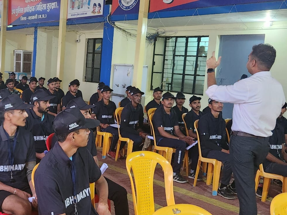 130 students made members of Village Defense Committee | बड़वानी एसपी ...