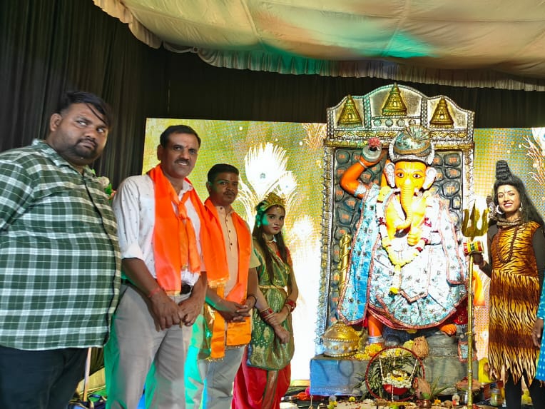 Ganesh devotees distributed Khichdi on Dol Gyaras in Indore. | इंदौर ...
