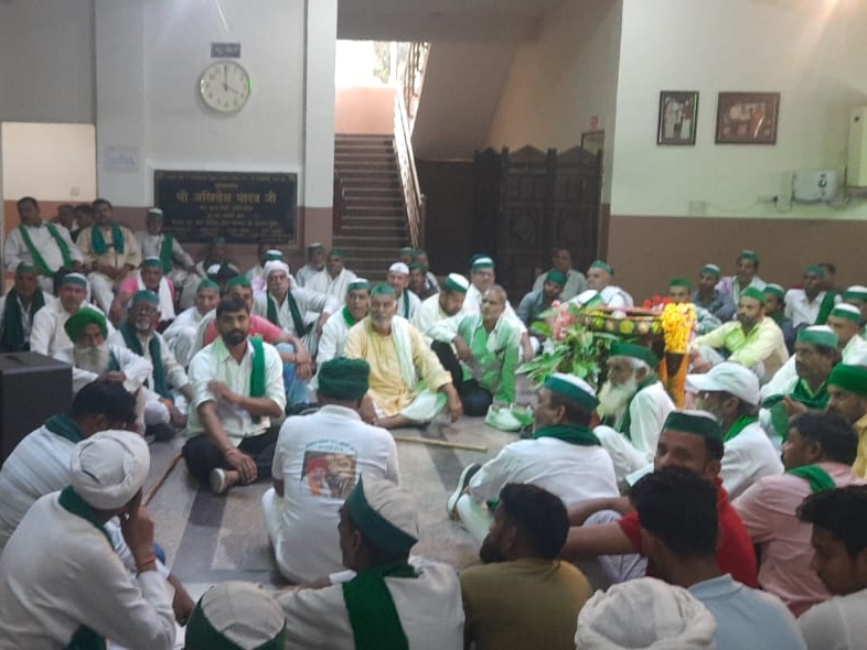 Farmers sit on strike at Urja Bhawan in Meerut | मेरठ में ऊर्जा भवन पर ...