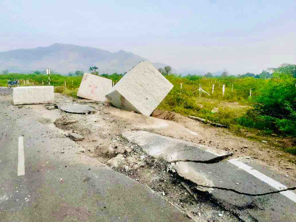 Road damaged due to three big stones falling from dumper | डंपर से तीन ...