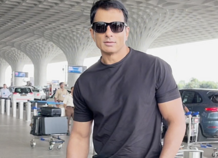 Mumbai Airport Celebrity Photos; Karisma Kapoor Raveena Tandon ...
