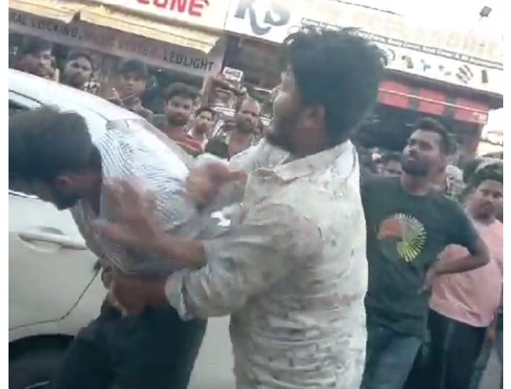 Two youths collide with each other after bike collision, fierce fight ...