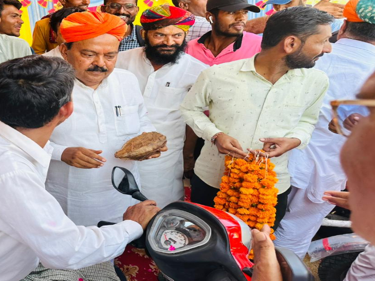 MLA Ruparam Dhandev distributed free scooties | 62 विशेष योग्यजनों को ...