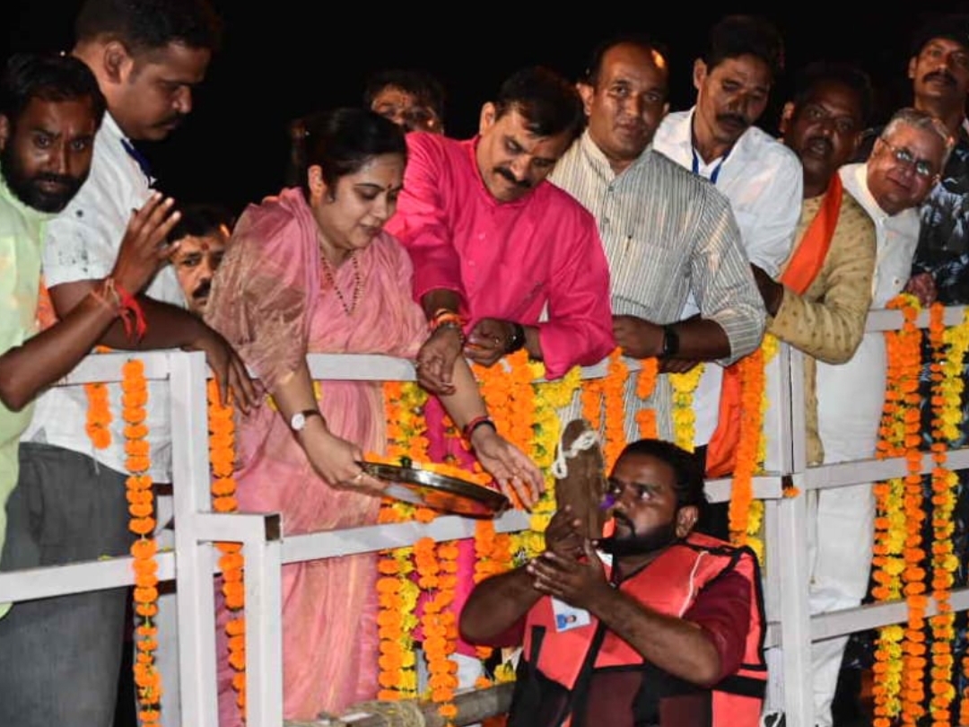 BJP State President Vishnu Dutt Sharma along with his family immersed ...