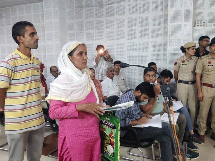 Minister Anup Dhanak angry at PWD officer in Charkhi Dadri | दादरी में ...