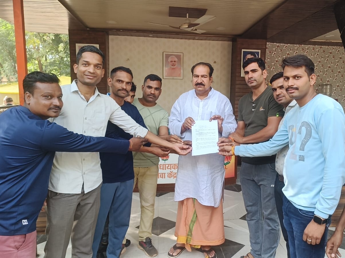 Neemuch- Armed forces personnel submitted a memorandum to the Neemuch ...