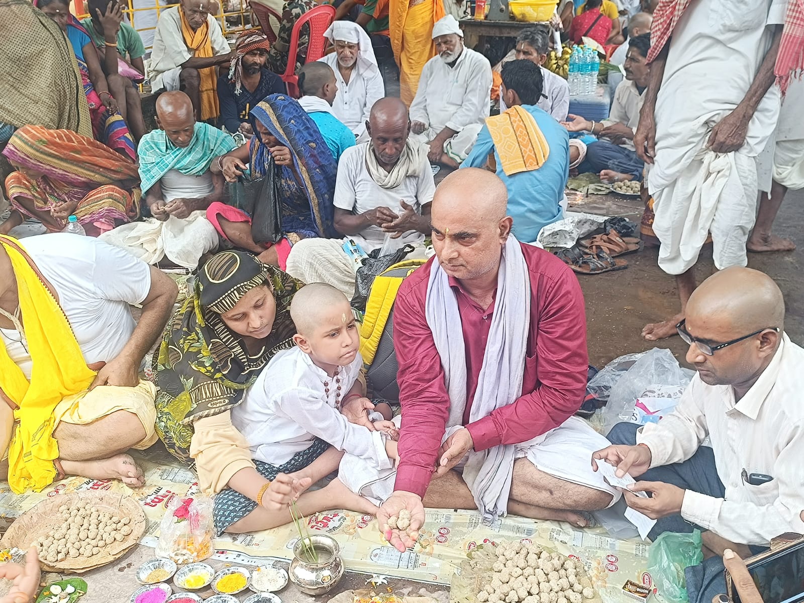 Five year old son who came with mother and grandfather performed Pind ...