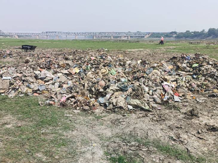 Grand cleaning campaign or photo session, ministers and officials ...