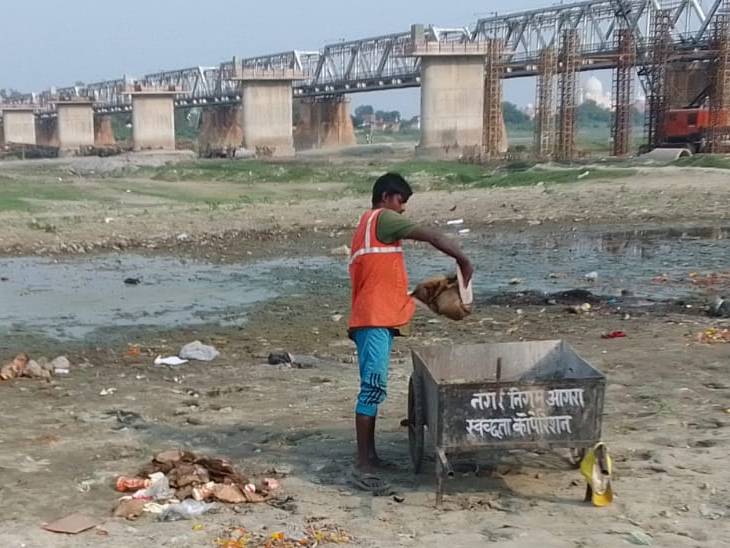 Grand cleaning campaign or photo session, ministers and officials ...
