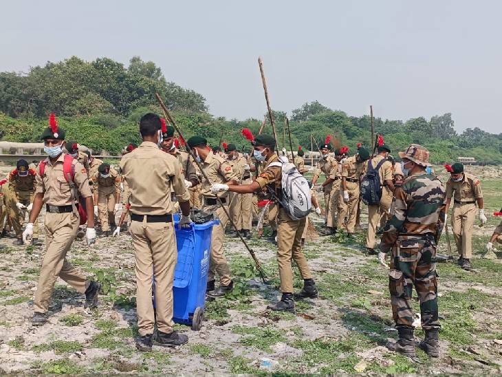 Grand cleaning campaign or photo session, ministers and officials ...