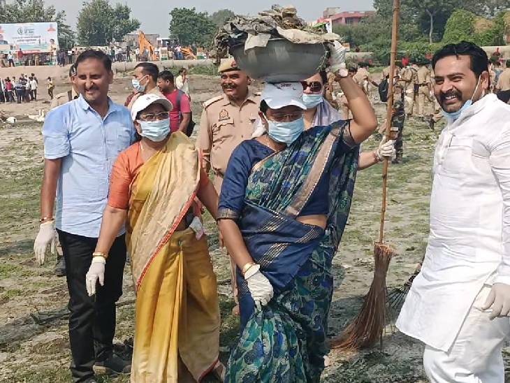 Grand cleaning campaign or photo session, ministers and officials ...
