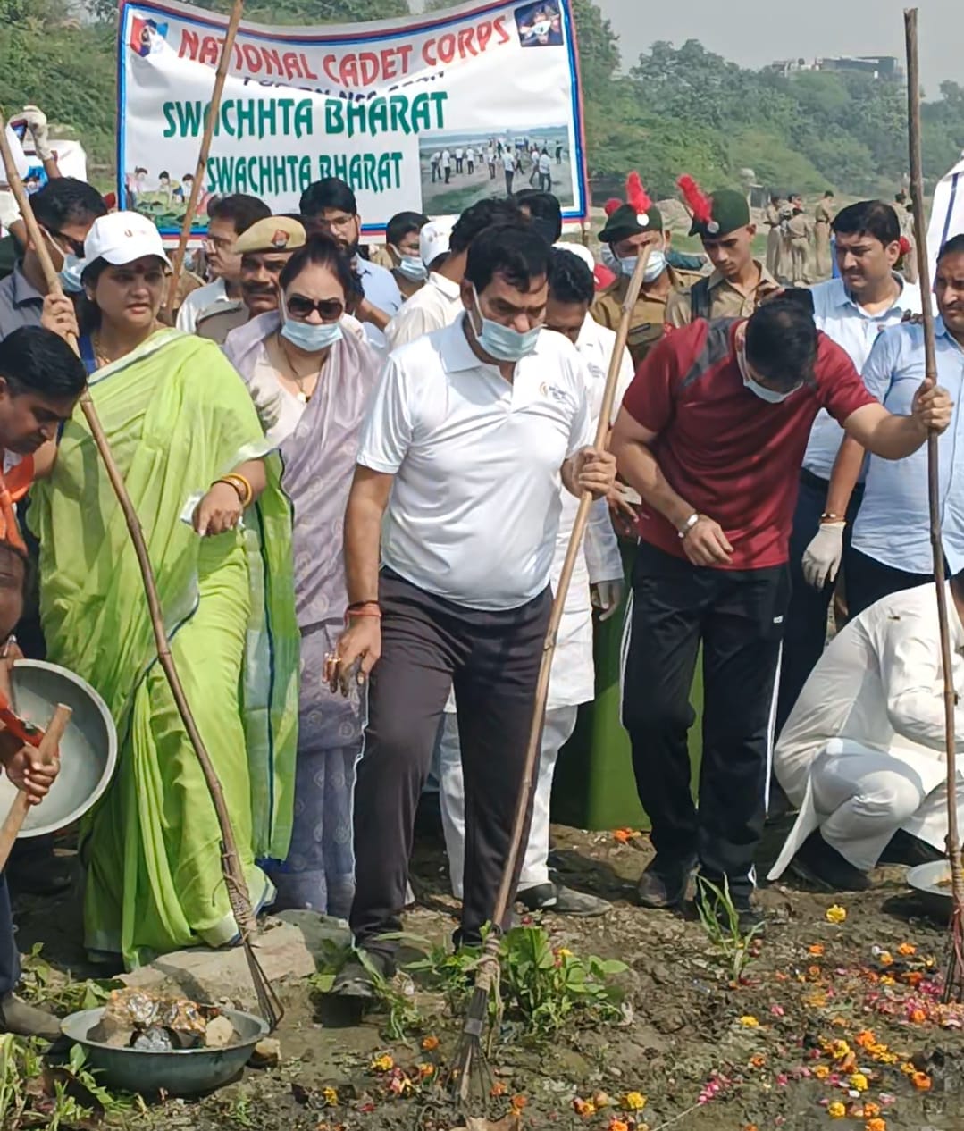 Grand cleaning campaign or photo session, ministers and officials ...