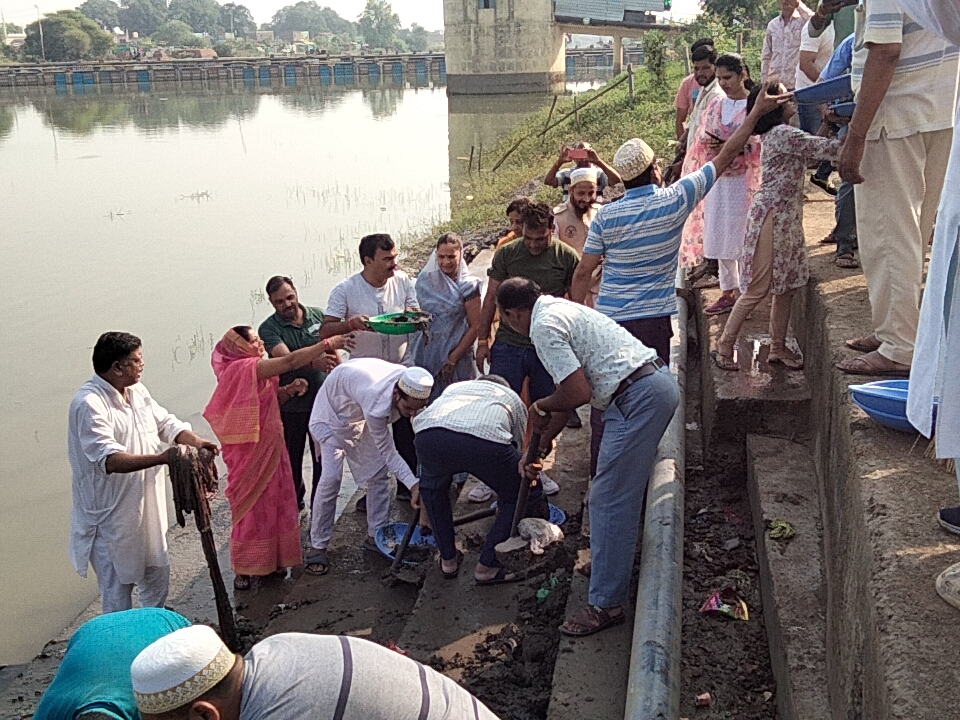 NPA celebrated Mahatma Gandhi Jayanti in Ashta | आष्टा में नपा ने मनाई ...